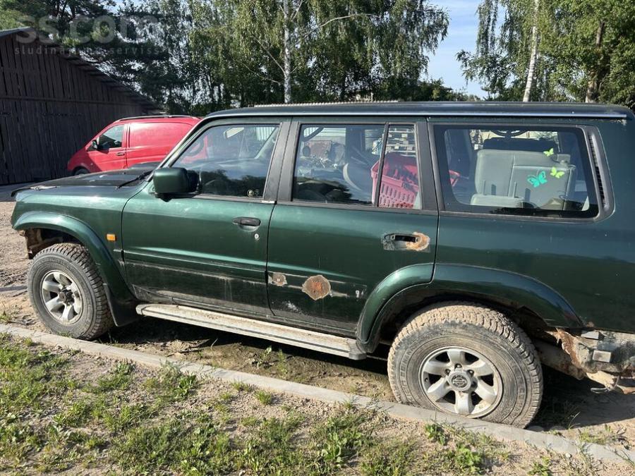 Green Nissan Patrol 2000 in Riga, with an engine capacity of 3.00 L and mileage of 215 thousand km for 3500 €, photo 4 on AUTOMOTO.COM.LV