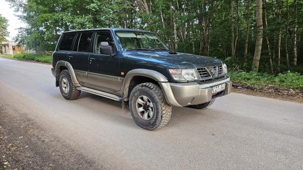 Green Nissan Patrol 2000 in Mazeikiai, with an engine capacity of 3.00 L and mileage of 246 thousand km for 6400 €, photo 1 on AUTOMOTO.COM.LV