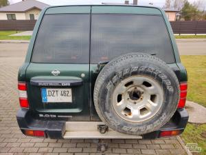 Green Nissan Patrol 2001 in Panevezys, with an engine capacity of 3.00 L and mileage of 227 thousand km for 4700 €, photo 4 on AUTOMOTO.COM.LV