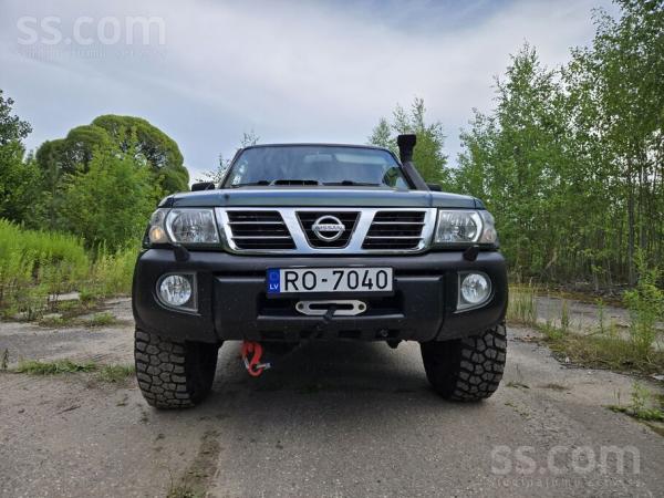 Green Nissan Patrol 2004 in Jelgava, with an engine capacity of 3.00 L and mileage of 295 thousand km for 9990 €, photo 4 on AUTOMOTO.COM.LV