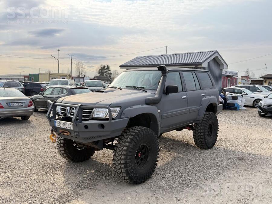 Grey Nissan Patrol 2002 in Riga, with an engine capacity of 3.00 L and mileage of 301 thousand km for 11900 €, photo 3 on AUTOMOTO.COM.LV