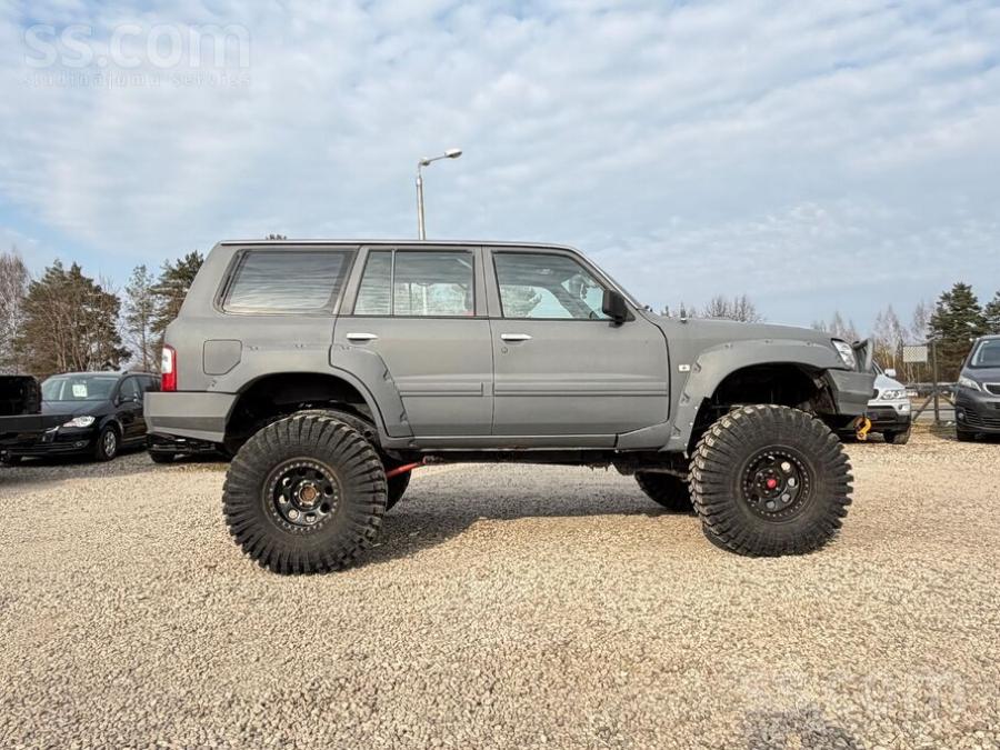 Grey Nissan Patrol 2002 in Riga, with an engine capacity of 3.00 L and mileage of 301 thousand km for 11900 €, photo 4 on AUTOMOTO.COM.LV