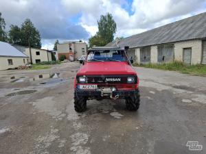 Red Nissan Patrol 1991 in Pakruojis, with an engine capacity of 3.30 L and mileage of 310 thousand km for 4100 €, photo  on AUTOMOTO.COM.LV