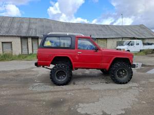 Red Nissan Patrol 1991 in Pakruojis, with an engine capacity of 3.30 L and mileage of 310 thousand km for 4100 €, photo 4 on AUTOMOTO.COM.LV