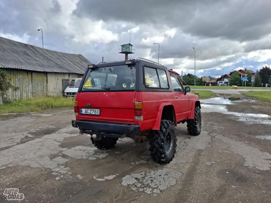 Red Nissan Patrol 1991 in Pakruojis, with an engine capacity of 3.30 L and mileage of 310 thousand km for 4100 €, photo 5 on AUTOMOTO.COM.LV