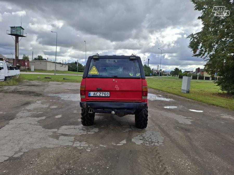 Red Nissan Patrol 1991 in Pakruojis, with an engine capacity of 3.30 L and mileage of 310 thousand km for 4100 €, photo 6 on AUTOMOTO.COM.LV