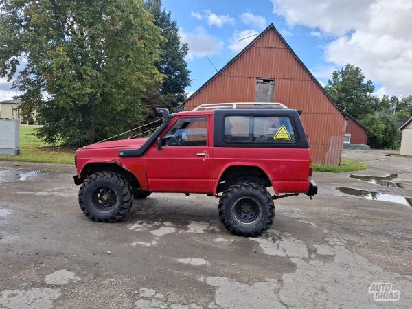 Red Nissan Patrol 1991 in Pakruojis, with an engine capacity of 3.30 L and mileage of 310 thousand km for 4100 €, photo 8 on AUTOMOTO.COM.LV