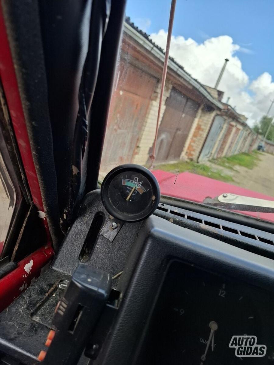 Red Nissan Patrol 1991 in Pakruojis, with an engine capacity of 3.30 L and mileage of 310 thousand km for 4100 €, photo 9 on AUTOMOTO.COM.LV
