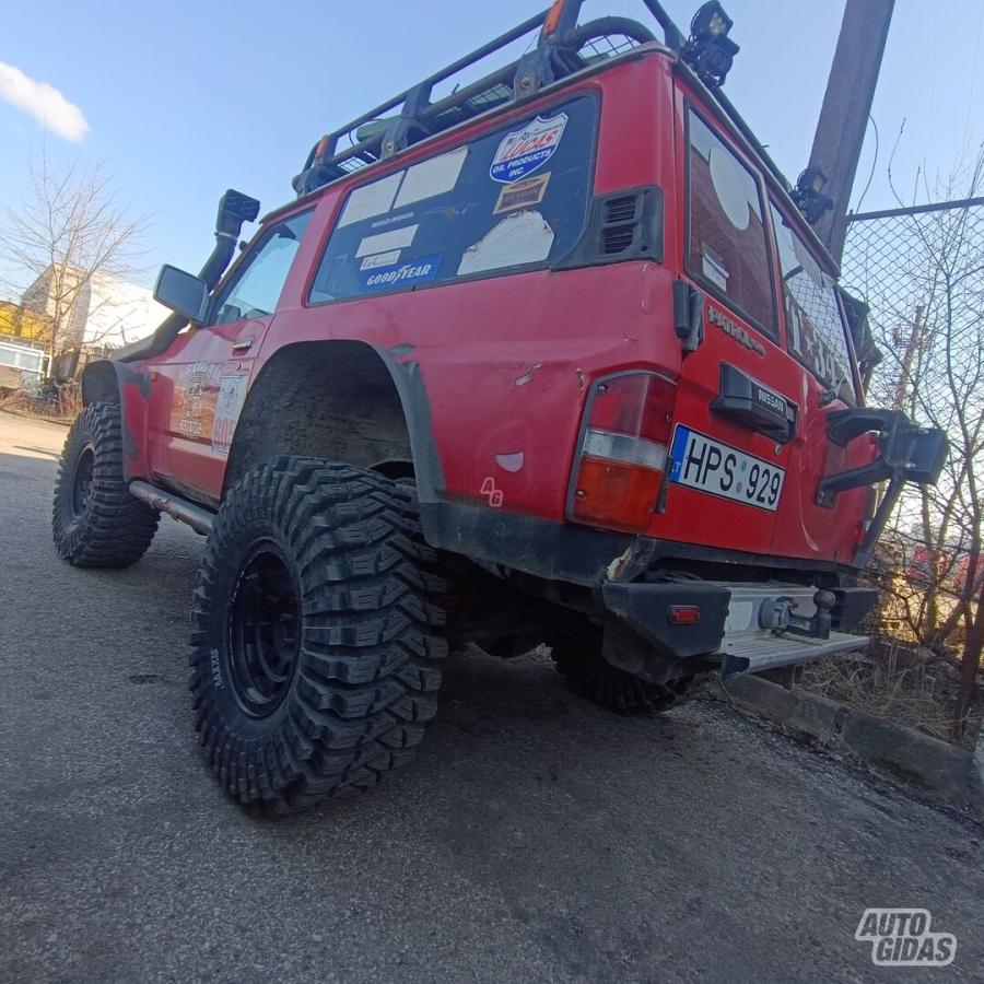Red Nissan Patrol 1996 in Vilnius, with an engine capacity of 3.00 L and mileage of 300 thousand km for 8800 €, photo 3 on AUTOMOTO.COM.LV