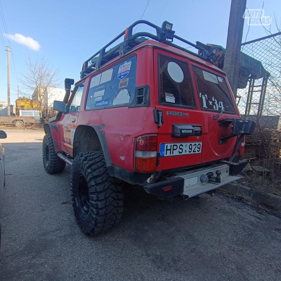 Red Nissan Patrol 1996 in Vilnius, with an engine capacity of 3.00 L and mileage of 300 thousand km for 8800 €, photo 5 on AUTOMOTO.COM.LV