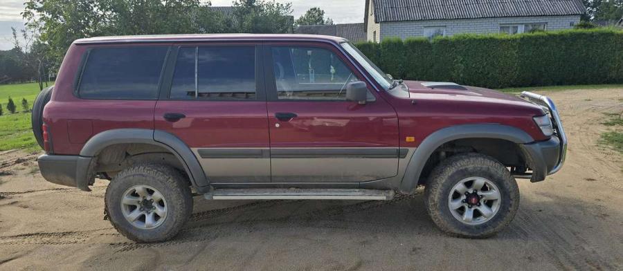 Красный Ниссан Патрол 1999 в Таураге, объемом двигателя 2.83 л и пробегом 270 тыс. км за 6800 €, фото 5 на AUTOMOTO.COM.LV