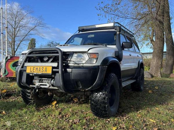 White Nissan Patrol 1999 in Klaipeda, with an engine capacity of 2.83 L and mileage of 271 thousand km for 8999 €, photo 2 on AUTOMOTO.COM.LV