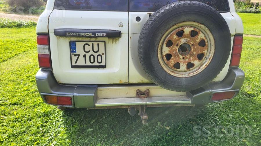 White Nissan Patrol 2000 in Bauska, with an engine capacity of 3.00 L and mileage of 363 thousand km for 12500 €, photo 9 on AUTOMOTO.COM.LV