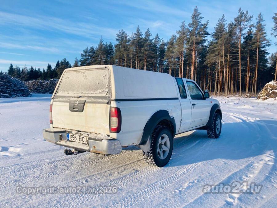 White Nissan Pickup 2005 in Tallinn, with an engine capacity of 2.50 L and mileage of 374 thousand km for 4500 €, photo 2 on AUTOMOTO.COM.LV