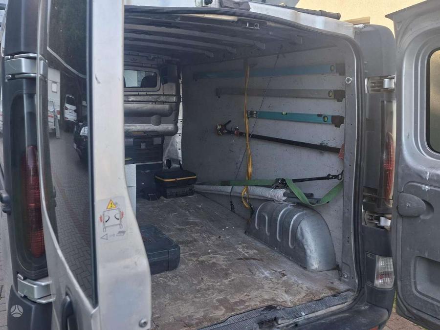 Pelēks Nissan Primastar 2006 Jonava, ar dzinēja tilpumu 1.87 L un nobraukumu 240 tūkst. km par 1600 €, foto 5 vietnē AUTOMOTO.COM.LV