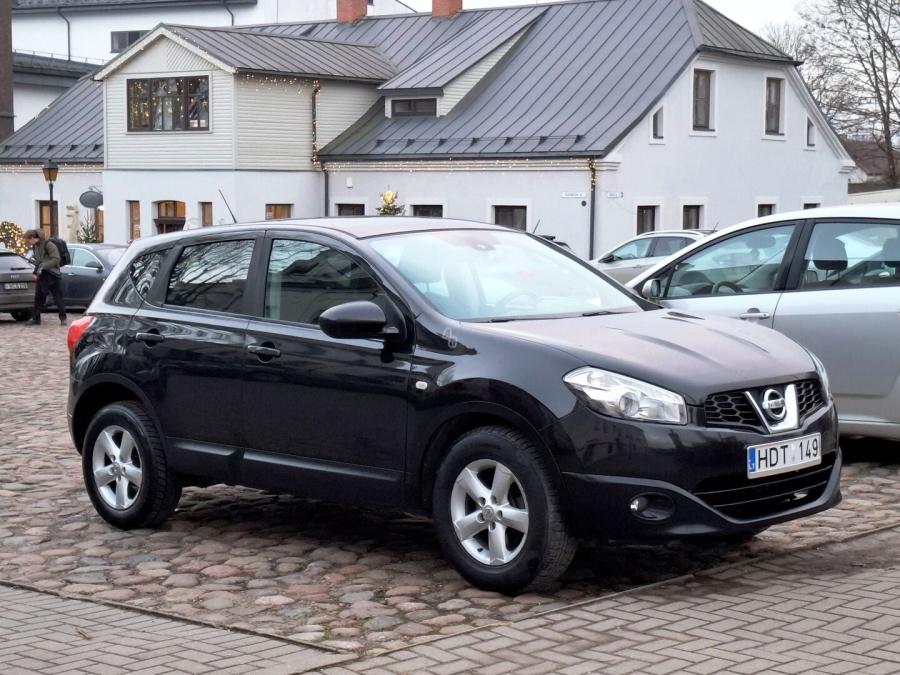 Black Nissan Qashqai 2007 in Telschi, with an engine capacity of 1.60 L and mileage of 229 thousand km for 3450 €, photo 3 on AUTOMOTO.COM.LV