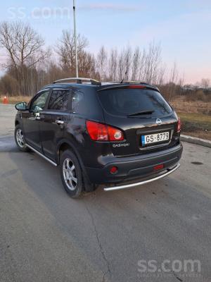 Black Nissan Qashqai 2007 in Jekabpils, with an engine capacity of 2.00 L and mileage of 310 thousand km for 3250 €, photo 4 on AUTOMOTO.COM.LV