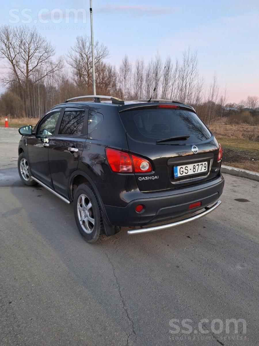 Black Nissan Qashqai 2007 in Jekabpils, with an engine capacity of 2.00 L and mileage of 310 thousand km for 3250 €, photo 4 on AUTOMOTO.COM.LV