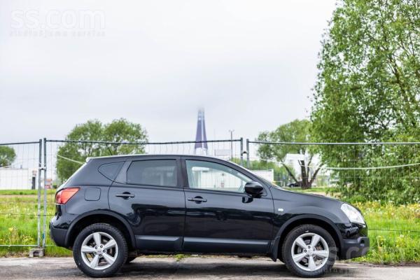 Black Nissan Qashqai 2007 in Riga, with an engine capacity of 2.00 L and mileage of 342 thousand km for 4790 €, photo 5 on AUTOMOTO.COM.LV