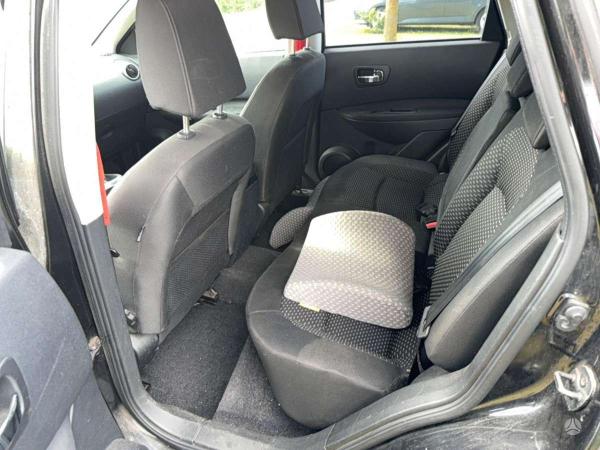 Black Nissan Qashqai 2007 in Vilnius, with an engine capacity of 1.46 L and mileage of 335 thousand km for 2700 €, photo 6 on AUTOMOTO.COM.LV