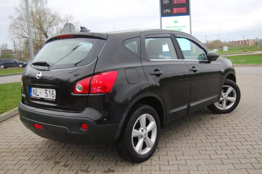 Black Nissan Qashqai 2007 in Jekabpils, with an engine capacity of 1.50 L and mileage of 269 thousand km for 4800 €, photo 3 on AUTOMOTO.COM.LV