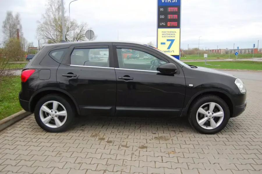 Black Nissan Qashqai 2007 in Jekabpils, with an engine capacity of 1.50 L and mileage of 269 thousand km for 4800 €, photo 7 on AUTOMOTO.COM.LV