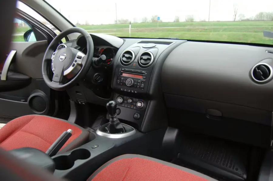 Black Nissan Qashqai 2007 in Jekabpils, with an engine capacity of 1.50 L and mileage of 269 thousand km for 4800 €, photo 14 on AUTOMOTO.COM.LV