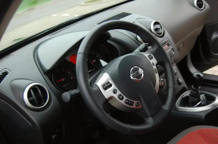 Black Nissan Qashqai 2007 in Jekabpils, with an engine capacity of 1.50 L and mileage of 269 thousand km for 4800 €, photo 16 on AUTOMOTO.COM.LV
