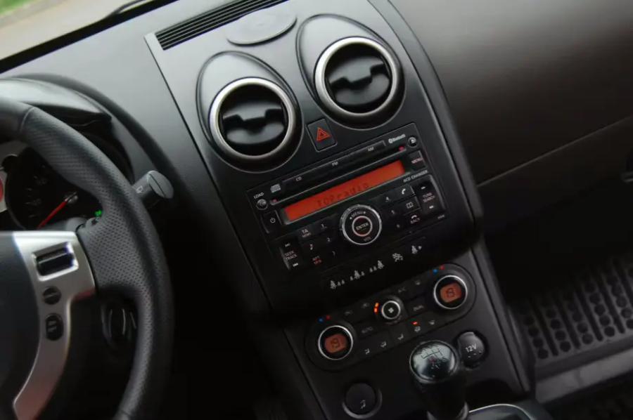 Black Nissan Qashqai 2007 in Jekabpils, with an engine capacity of 1.50 L and mileage of 269 thousand km for 4800 €, photo 17 on AUTOMOTO.COM.LV