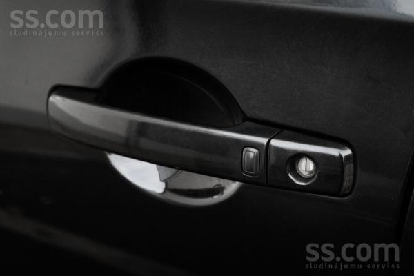 Black Nissan Qashqai 2007 in Riga, with an engine capacity of 2.00 L and mileage of 239 thousand km for 3490 €, photo 5 on AUTOMOTO.COM.LV