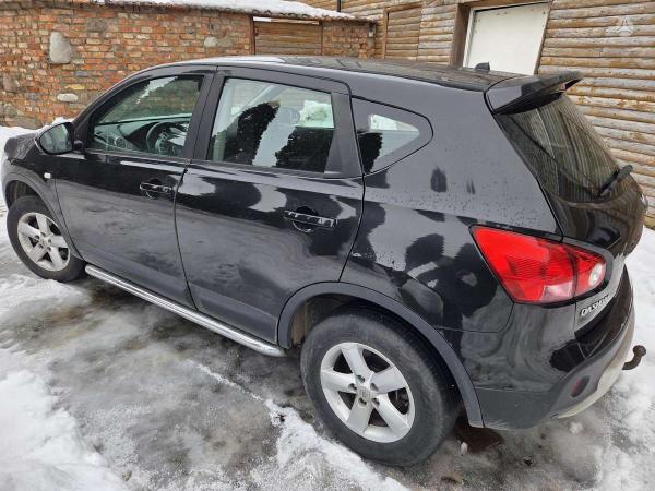 Black Nissan Qashqai 2008 in Taurage, with an engine capacity of 1.46 L and mileage of 300 thousand km for 3200 €, photo 3 on AUTOMOTO.COM.LV