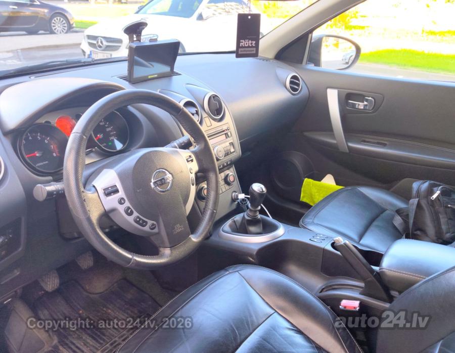 Black Nissan Qashqai 2008 in Tallinn, with an engine capacity of 2.00 L and mileage of 197 thousand km for 3499 €, photo 11 on AUTOMOTO.COM.LV