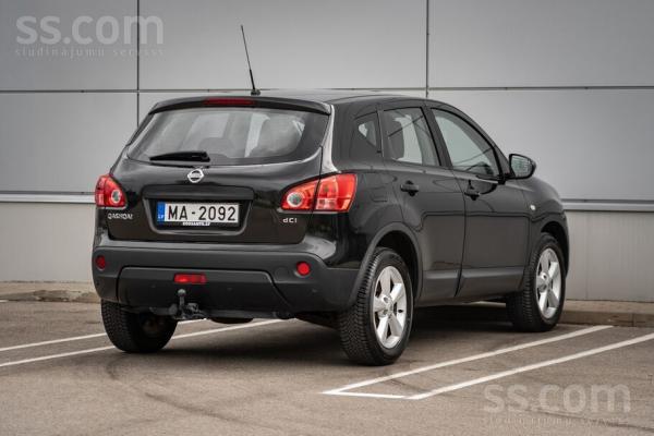 Black Nissan Qashqai 2008 in Riga, with an engine capacity of 2.00 L and mileage of 267 thousand km for 2950 €, photo 4 on AUTOMOTO.COM.LV