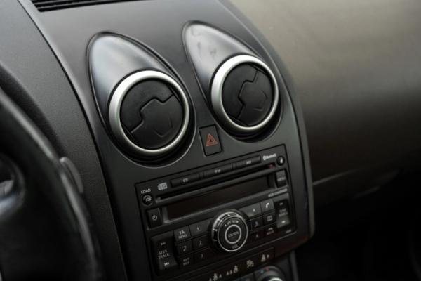 Black Nissan Qashqai 2008 in Riga, with an engine capacity of 2.00 L and mileage of 258 thousand km for 4000 €, photo 8 on AUTOMOTO.COM.LV