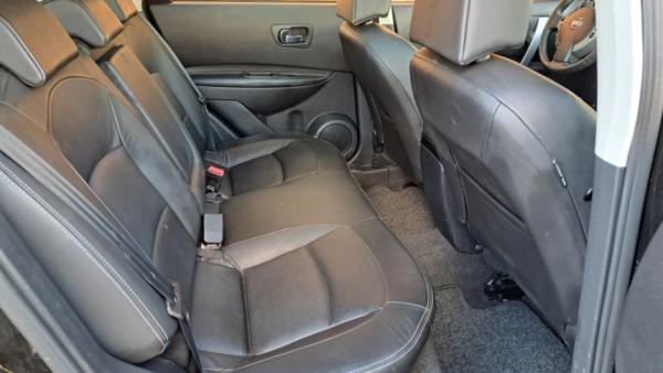 Black Nissan Qashqai 2008 in Riga, with an engine capacity of 2.00 L and mileage of 200 thousand km for 5150 €, photo 3 on AUTOMOTO.COM.LV