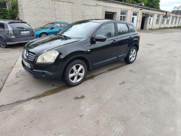 Black Nissan Qashqai 2008 in Panevezys, with an engine capacity of 1.46 L and mileage of 248 thousand km for 1600 €, photo 1 on AUTOMOTO.COM.LV