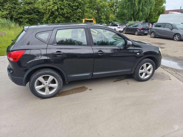 Black Nissan Qashqai 2008 in Panevezys, with an engine capacity of 1.46 L and mileage of 248 thousand km for 1600 €, photo 5 on AUTOMOTO.COM.LV