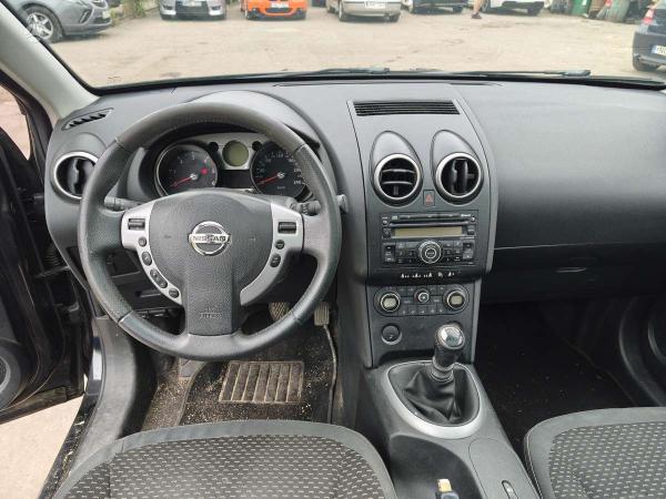 Black Nissan Qashqai 2008 in Panevezys, with an engine capacity of 1.46 L and mileage of 248 thousand km for 1600 €, photo 9 on AUTOMOTO.COM.LV