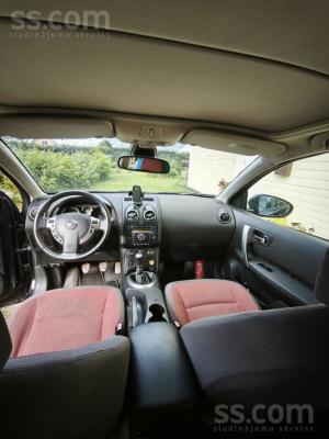 Black Nissan Qashqai 2008 in Valmiera, with an engine capacity of 1.50 L and mileage of 369 thousand km for 2400 €, photo 4 on AUTOMOTO.COM.LV