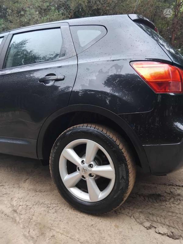 Black Nissan Qashqai 2008 in Vilnius, with an engine capacity of 1.50 L and mileage of 248 thousand km for 3600 €, photo 5 on AUTOMOTO.COM.LV
