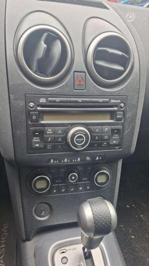 Black Nissan Qashqai 2008 in Vilnius, with an engine capacity of 2.00 L and mileage of 186 thousand km for 2000 €, photo 8 on AUTOMOTO.COM.LV
