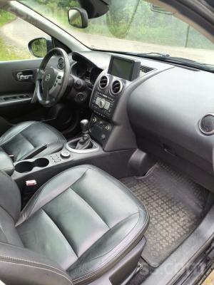 Black Nissan Qashqai 2008 in Riga, with an engine capacity of 2.00 L and mileage of 303 thousand km for 3500 €, photo 6 on AUTOMOTO.COM.LV