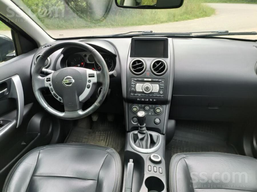 Black Nissan Qashqai 2008 in Riga, with an engine capacity of 2.00 L and mileage of 303 thousand km for 3500 €, photo 7 on AUTOMOTO.COM.LV