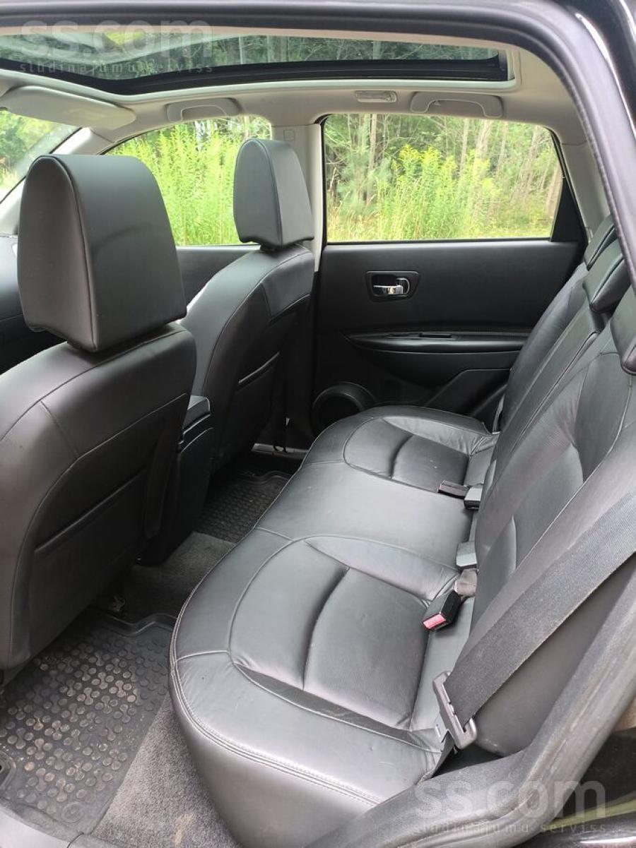 Black Nissan Qashqai 2008 in Riga, with an engine capacity of 2.00 L and mileage of 303 thousand km for 3500 €, photo 9 on AUTOMOTO.COM.LV