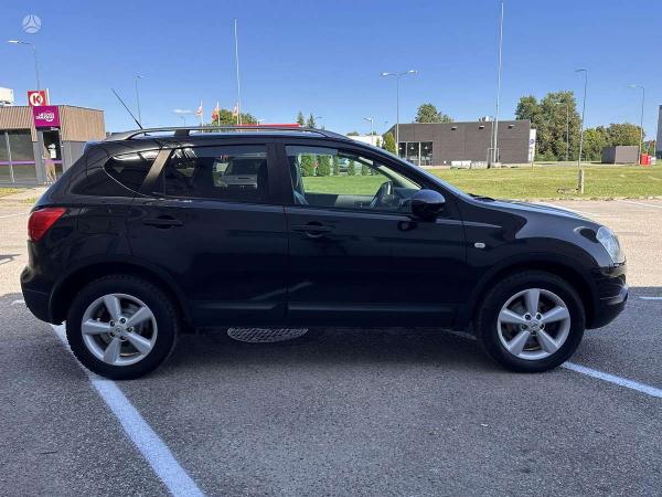 Black Nissan Qashqai 2008 in Jonava, with an engine capacity of 1.46 L and mileage of 280 thousand km for 3499 €, photo 8 on AUTOMOTO.COM.LV