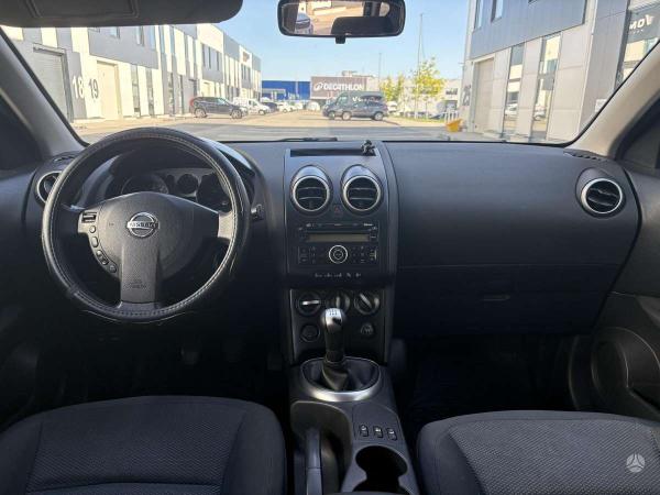 Black Nissan Qashqai 2008 in Vilnius, with an engine capacity of 1.60 L and mileage of 264 thousand km for 2000 €, photo 10 on AUTOMOTO.COM.LV