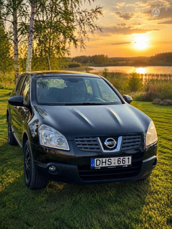 Black Nissan Qashqai 2008 in Vilnius, with an engine capacity of 1.60 L and mileage of 218 thousand km for 2500 €, photo 1 on AUTOMOTO.COM.LV