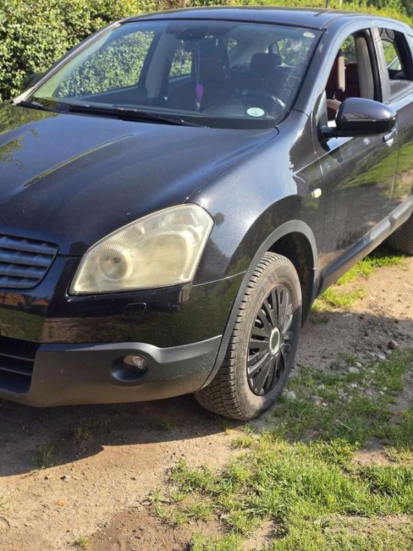 Black Nissan Qashqai 2008 in Vilnius, with an engine capacity of 1.60 L and mileage of 218 thousand km for 2500 €, photo 7 on AUTOMOTO.COM.LV