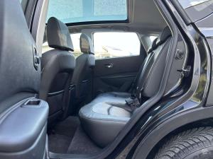 Black Nissan Qashqai 2008 in Vilnius, with an engine capacity of 2.00 L and mileage of 267 thousand km for 3680 €, photo 18 on AUTOMOTO.COM.LV