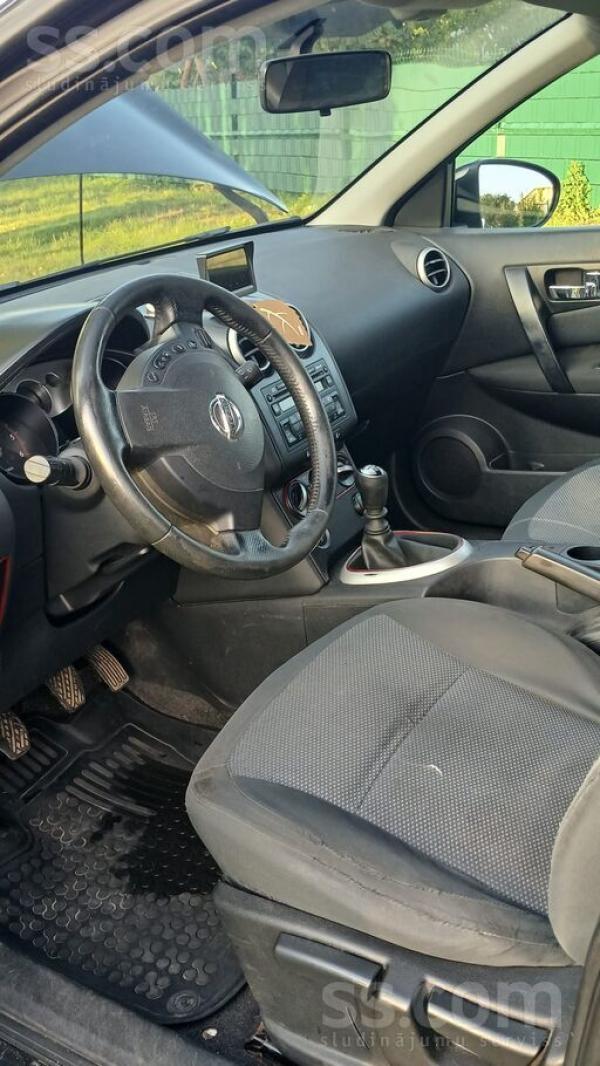 Black Nissan Qashqai 2008 in Rezekne, with an engine capacity of 1.50 L and mileage of 256 thousand km for 3500 €, photo 5 on AUTOMOTO.COM.LV